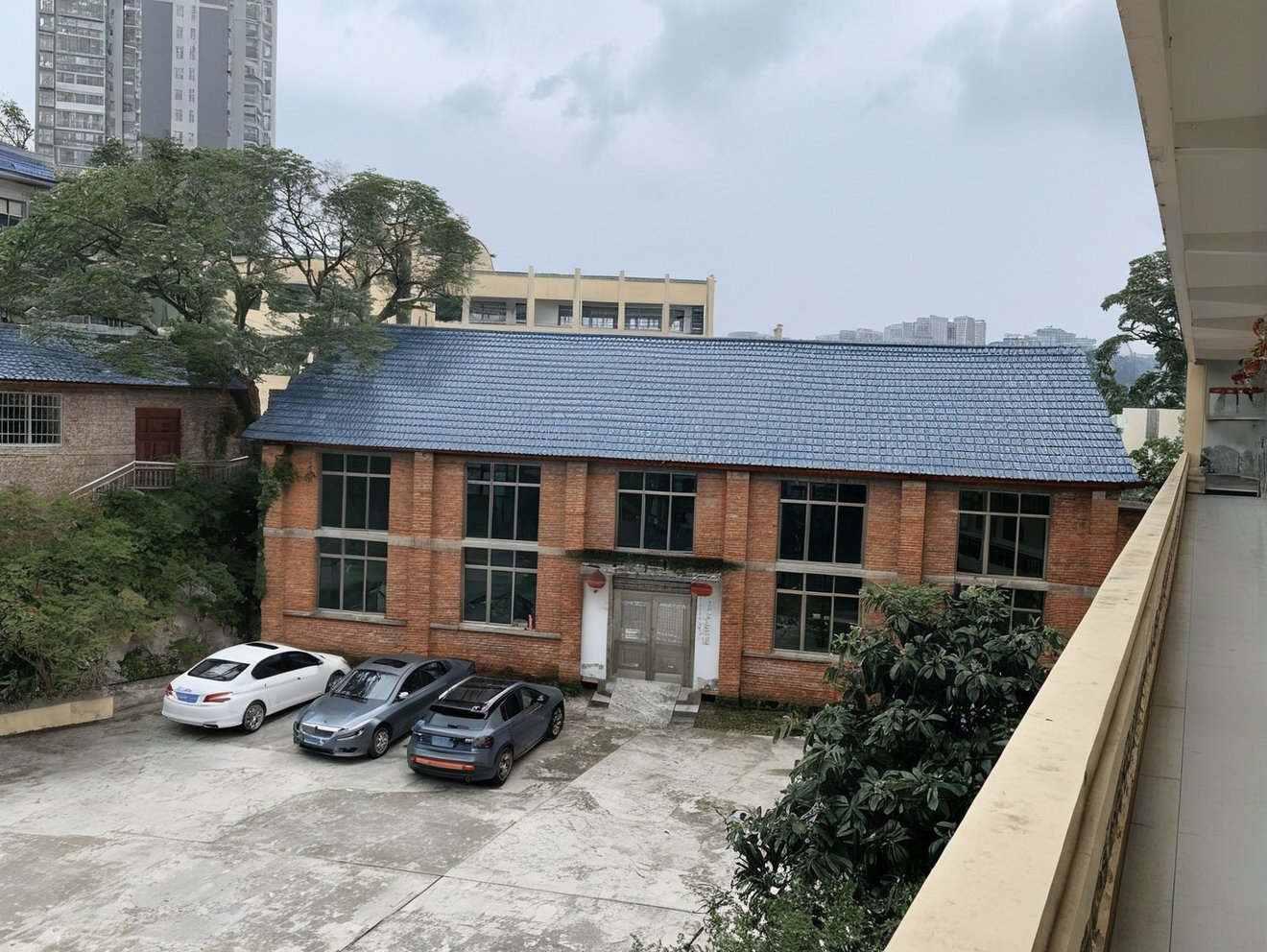 窗户外框改成白色，屋顶也改成白色，去掉汽车，大门也换成白色，增减招牌“蜡染博物馆“，招牌使用蓝底白字-豆友nxmc的以图出图-通用模式作品