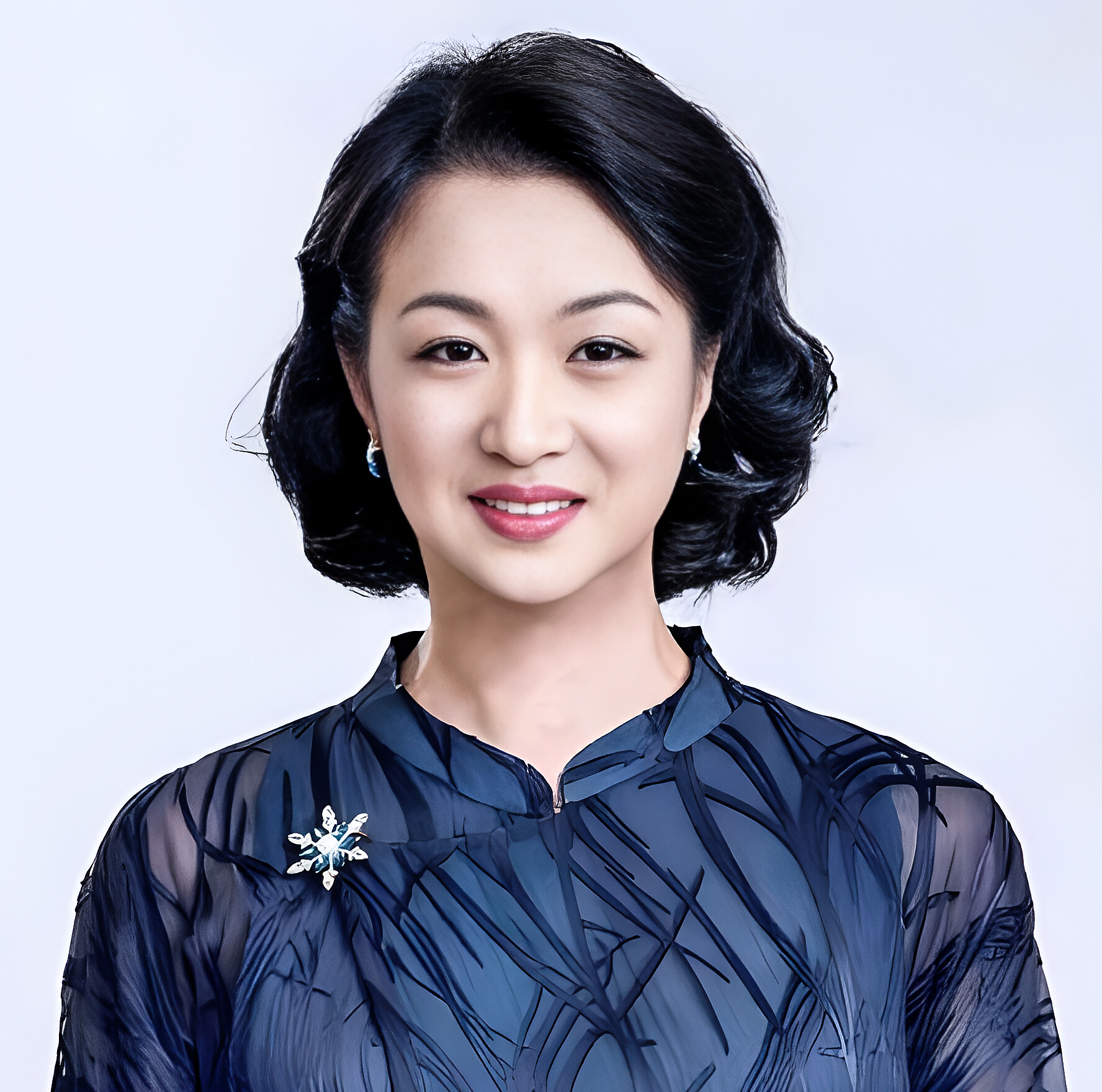 中年女性，亚洲人，40岁左右，微笑，穿宝蓝色旗袍，戴耳环，黑色，卷发-豆友jfRU的以图出图作品