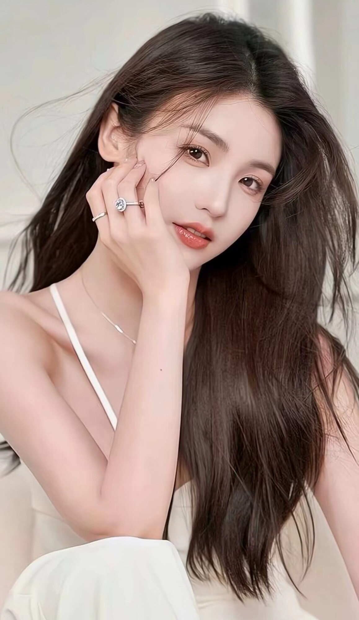 一位美丽的女人，中国人，面对镜头微笑，秀发柔顺靓丽，发丝飞舞-豆友jfRU的以图出图-通用模式作品