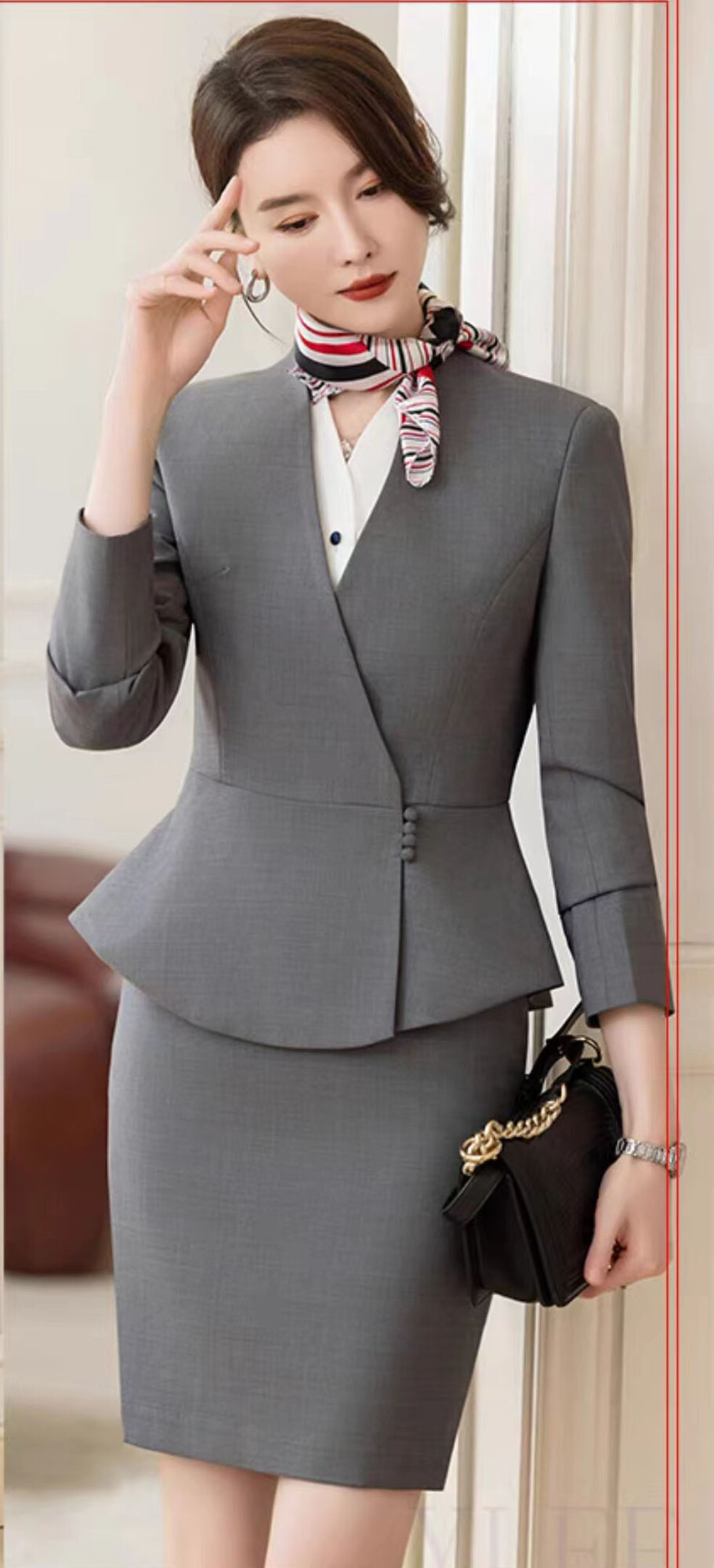 1个平面模特全身照,单人,珠宝,裙子,手提包,包,耳环,灰色裙子,棕色,举起手,站立的,写实的,铅笔-豆友nobM的以图出图-通用模式作品