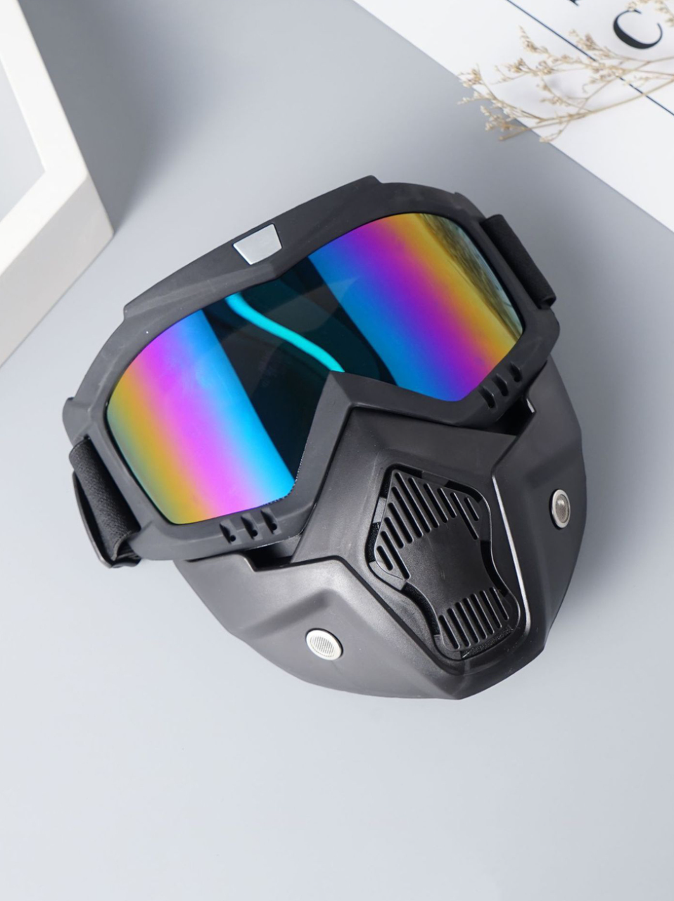 暗黑风格，酷酷的，骑行摩托车，高对比度黑白照片，逆光拍摄，人物侧脸，摩托车占据画面主体，背景虚化，充-豆友0981的AI商品图作品-豆绘AI ...