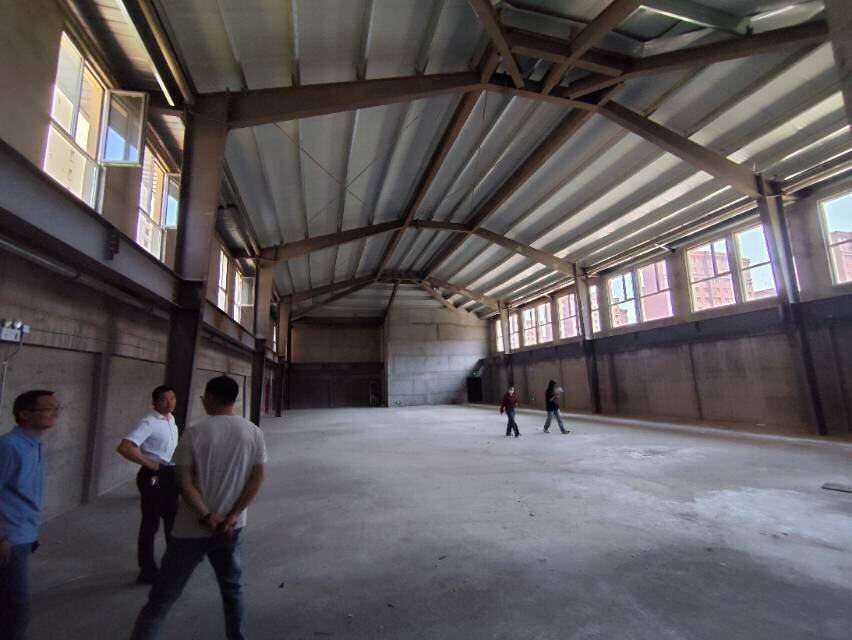 工业厂房，四周三米没窗户，窗户放在顶部四周，斜屋顶，总高度八米，分成两层，作为办公室使用，要有大厅，-豆友y7cc的以图出图作品